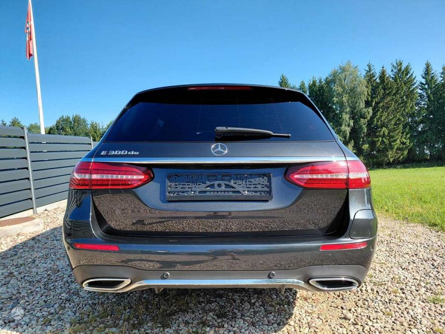 Black Mercedes-Benz E 300 2020 in Vilkaviskis, with an engine capacity of 1.95 L and mileage of 221 thousand km for 21800 €, photo 12 on AUTOMOTO.COM.LV