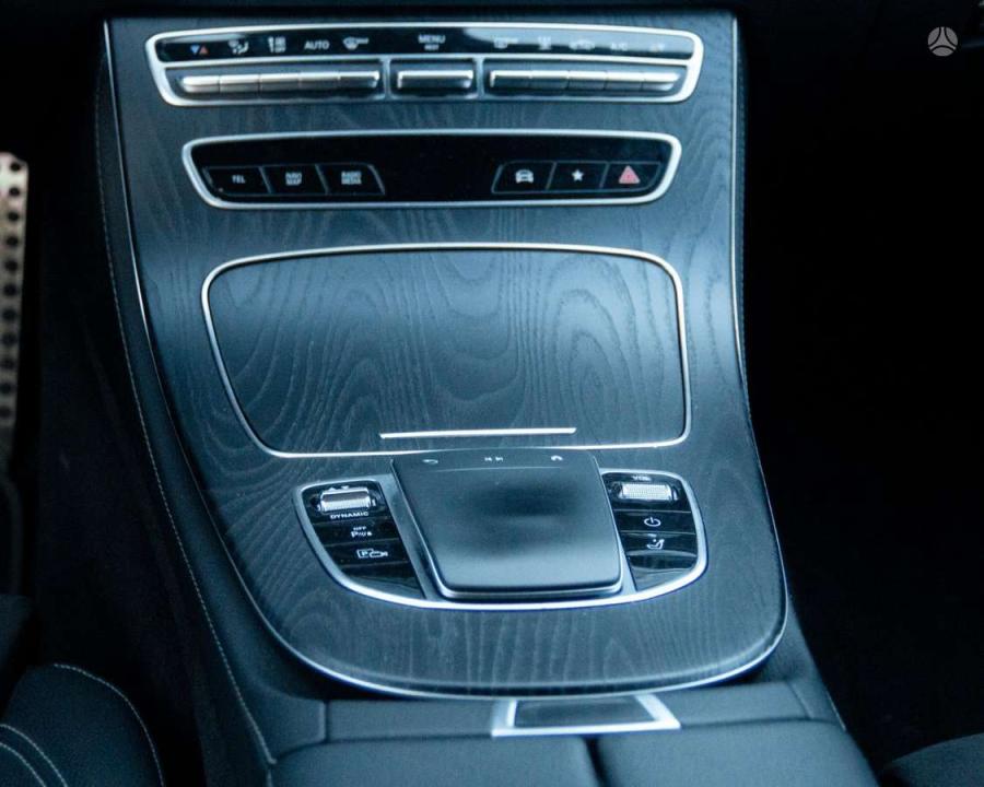 Melns Mercedes-Benz E 300 2020 Kauņa, ar dzinēja tilpumu 1.95 L un nobraukumu 176 tūkst. km par 23800 €, foto 18 vietnē AUTOMOTO.COM.LV