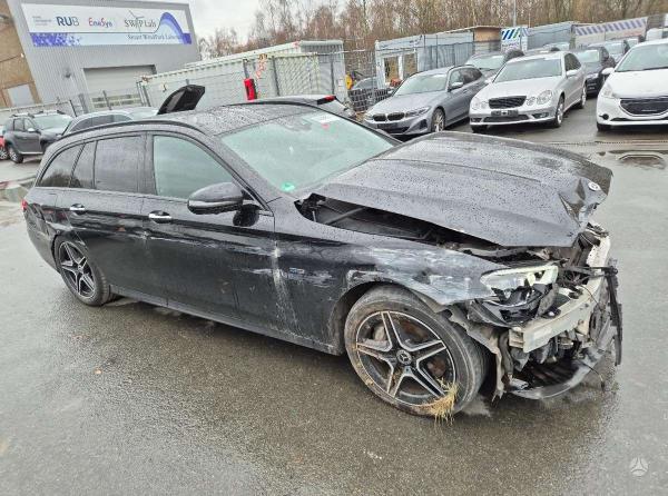 Melns Mercedes-Benz E 300 2021 Klaipėda, ar dzinēja tilpumu 1.95 L un nobraukumu 114 tūkst. km par 6100 €, foto 3 vietnē AUTOMOTO.COM.LV