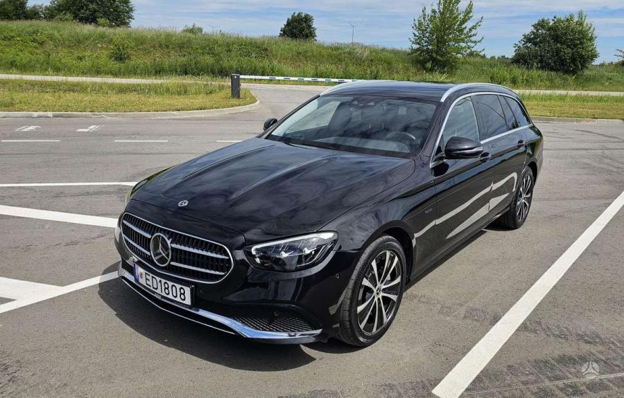 Black Mercedes-Benz E 300 2021 in Radviliskis, with an engine capacity of 1.95 L and mileage of 179 thousand km for 23900 €, photo 1 on AUTOMOTO.COM.LV