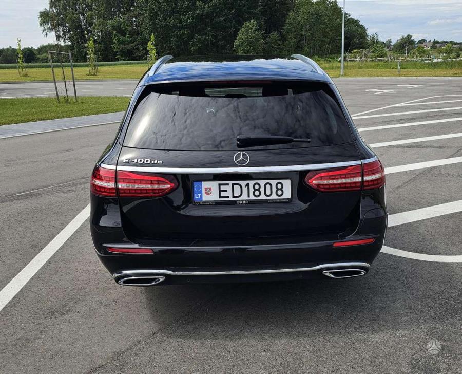 Black Mercedes-Benz E 300 2021 in Radviliskis, with an engine capacity of 1.95 L and mileage of 179 thousand km for 23900 €, photo 6 on AUTOMOTO.COM.LV