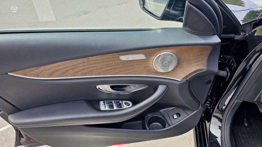 Black Mercedes-Benz E 300 2021 in Radviliskis, with an engine capacity of 1.95 L and mileage of 179 thousand km for 23900 €, photo 7 on AUTOMOTO.COM.LV