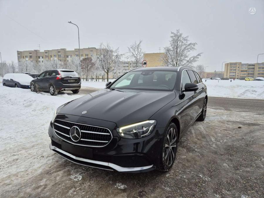Melns Mercedes-Benz E 300 2022 Panevēža, ar dzinēja tilpumu 1.95 L un nobraukumu 442 tūkst. km par 14600 €, foto 1 vietnē AUTOMOTO.COM.LV