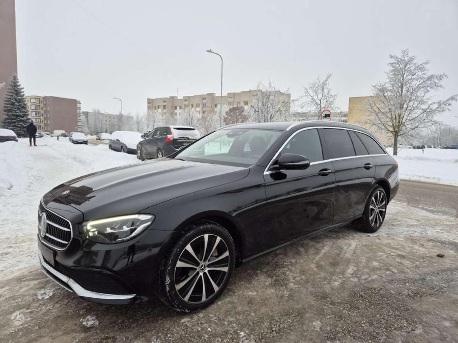 Melns Mercedes-Benz E 300 2022 Panevēža, ar dzinēja tilpumu 1.95 L un nobraukumu 442 tūkst. km par 14600 €, foto 2 vietnē AUTOMOTO.COM.LV