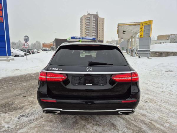 Black Mercedes-Benz E 300 2022 in Panevezys, with an engine capacity of 1.95 L and mileage of 442 thousand km for 14600 €, photo 4 on AUTOMOTO.COM.LV