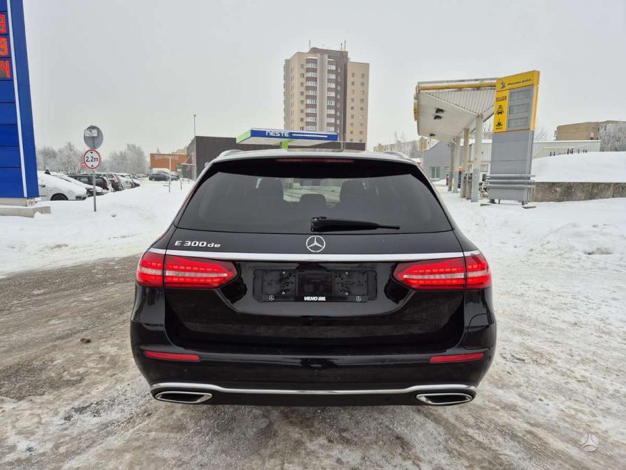 Melns Mercedes-Benz E 300 2022 Panevēža, ar dzinēja tilpumu 1.95 L un nobraukumu 442 tūkst. km par 14600 €, foto 4 vietnē AUTOMOTO.COM.LV
