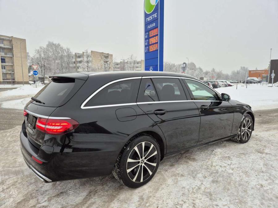Melns Mercedes-Benz E 300 2022 Panevēža, ar dzinēja tilpumu 1.95 L un nobraukumu 442 tūkst. km par 14600 €, foto 5 vietnē AUTOMOTO.COM.LV