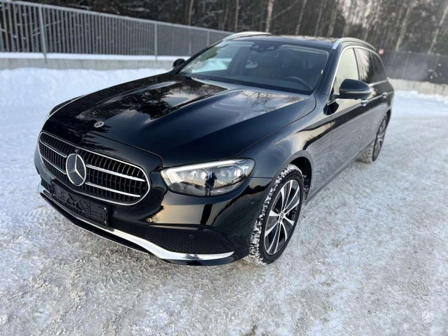 Melns Mercedes-Benz E 300 2022 Viļņa, ar dzinēja tilpumu 1.95 L un nobraukumu 111 tūkst. km par 28800 €, foto 1 vietnē AUTOMOTO.COM.LV