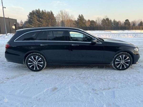 Melns Mercedes-Benz E 300 2022 Viļņa, ar dzinēja tilpumu 1.95 L un nobraukumu 111 tūkst. km par 28800 €, foto 7 vietnē AUTOMOTO.COM.LV