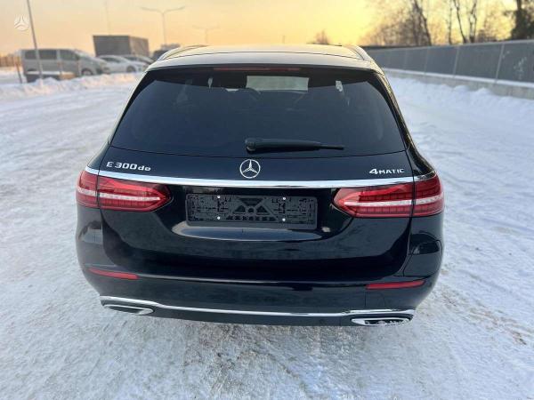 Melns Mercedes-Benz E 300 2022 Viļņa, ar dzinēja tilpumu 1.95 L un nobraukumu 111 tūkst. km par 28800 €, foto 9 vietnē AUTOMOTO.COM.LV