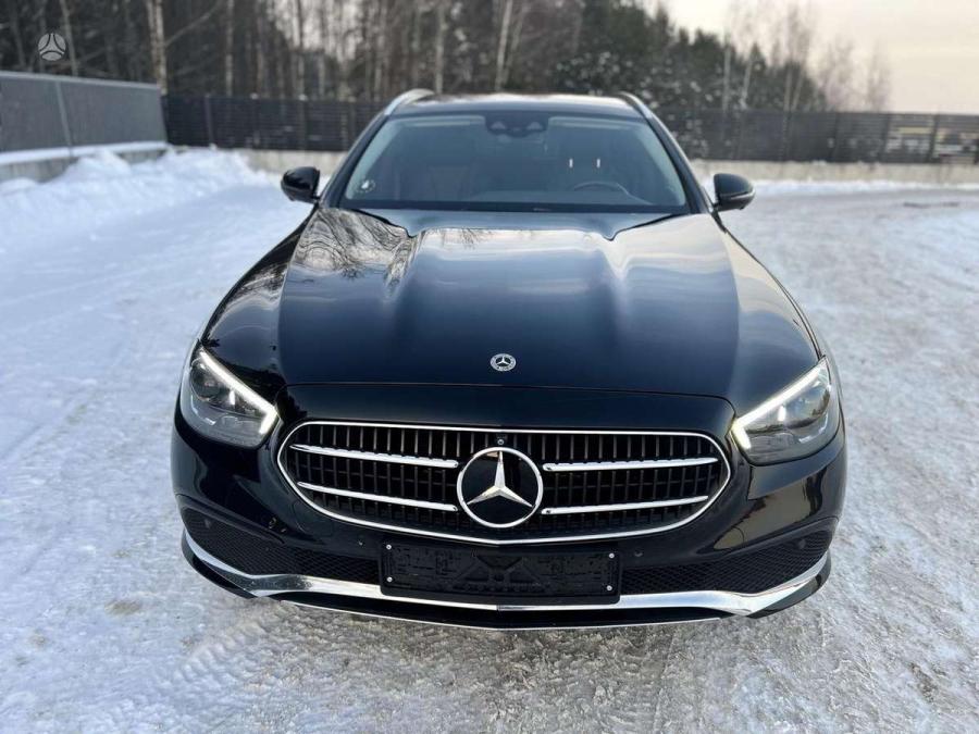 Melns Mercedes-Benz E 300 2022 Viļņa, ar dzinēja tilpumu 1.95 L un nobraukumu 111 tūkst. km par 28800 €, foto 5 vietnē AUTOMOTO.COM.LV
