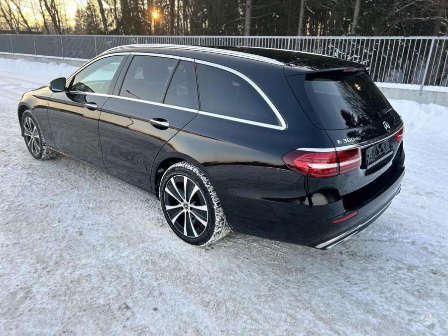 Melns Mercedes-Benz E 300 2022 Viļņa, ar dzinēja tilpumu 1.95 L un nobraukumu 111 tūkst. km par 28800 €, foto 10 vietnē AUTOMOTO.COM.LV
