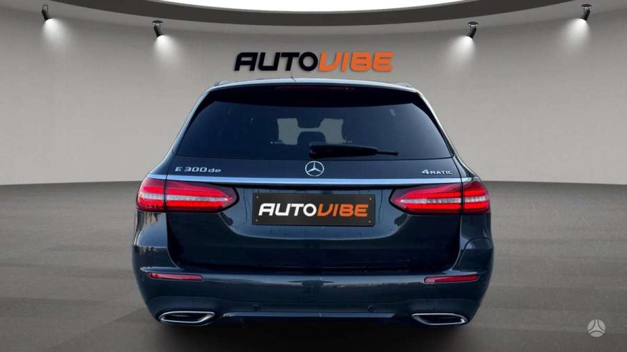 Melns Mercedes-Benz E 300 2022 Viļņa, ar dzinēja tilpumu 2.00 L un nobraukumu 207 tūkst. km par 24555 €, foto 4 vietnē AUTOMOTO.COM.LV