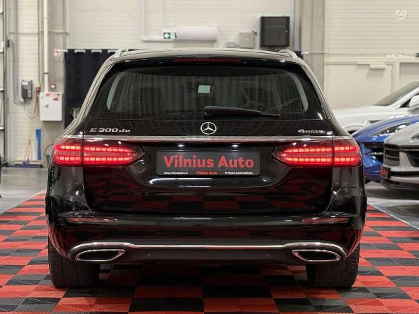 Melns Mercedes-Benz E 300 2022 Viļņa, ar dzinēja tilpumu 1.95 L un nobraukumu 167 tūkst. km par 24990 €, foto 5 vietnē AUTOMOTO.COM.LV