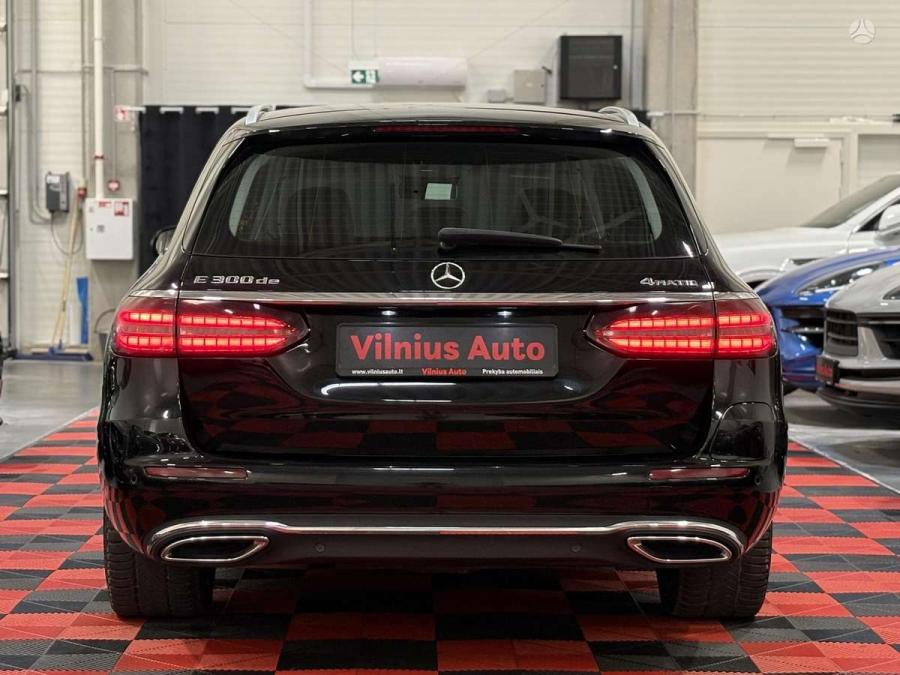 Melns Mercedes-Benz E 300 2022 Viļņa, ar dzinēja tilpumu 1.95 L un nobraukumu 167 tūkst. km par 24990 €, foto 6 vietnē AUTOMOTO.COM.LV