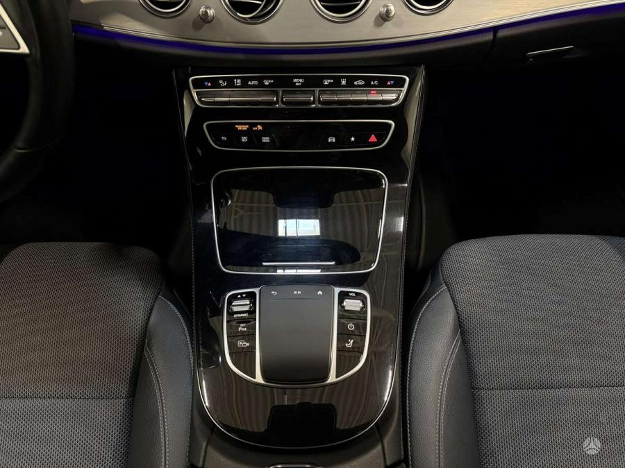 Melns Mercedes-Benz E 300 2022 Viļņa, ar dzinēja tilpumu 1.95 L un nobraukumu 167 tūkst. km par 24990 €, foto 23 vietnē AUTOMOTO.COM.LV