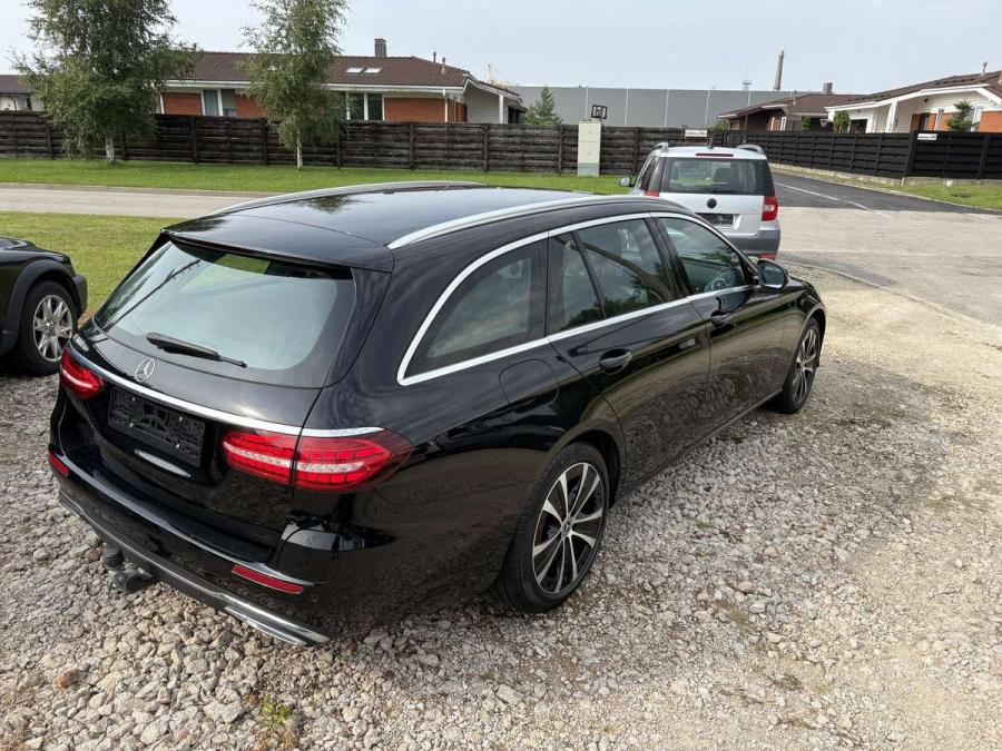 Melns Mercedes-Benz E 300 2022 Mažeikiai, ar dzinēja tilpumu 1.95 L un nobraukumu 76 tūkst. km par 16699 €, foto 4 vietnē AUTOMOTO.COM.LV