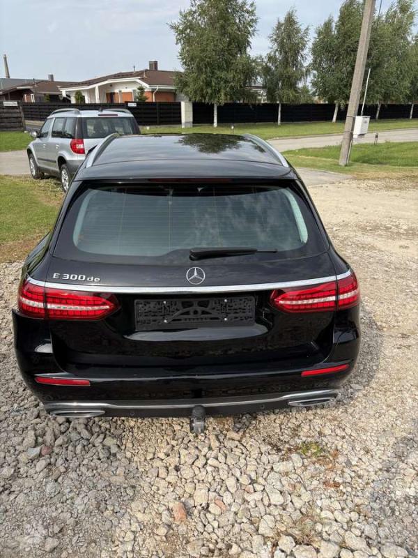 Melns Mercedes-Benz E 300 2022 Mažeikiai, ar dzinēja tilpumu 1.95 L un nobraukumu 76 tūkst. km par 16699 €, foto 4 vietnē AUTOMOTO.COM.LV