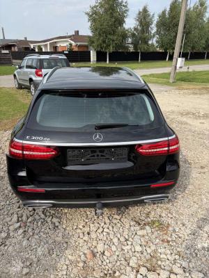 Melns Mercedes-Benz E 300 2022 Mažeikiai, ar dzinēja tilpumu 1.95 L un nobraukumu 76 tūkst. km par 16699 €, foto 5 vietnē AUTOMOTO.COM.LV