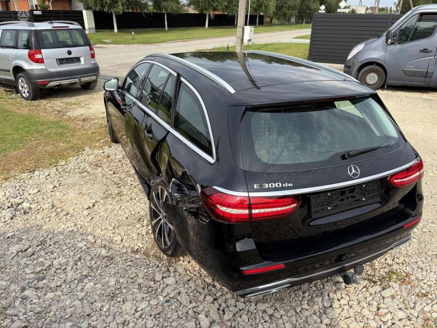 Melns Mercedes-Benz E 300 2022 Mažeikiai, ar dzinēja tilpumu 1.95 L un nobraukumu 76 tūkst. km par 16699 €, foto 9 vietnē AUTOMOTO.COM.LV