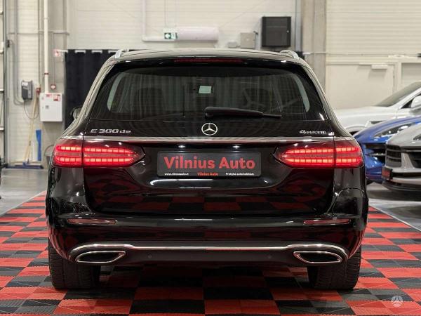 Black Mercedes-Benz E 300 2022 in Vilnius, with an engine capacity of 1.95 L and mileage of 167 thousand km for 23990 €, photo 5 on AUTOMOTO.COM.LV