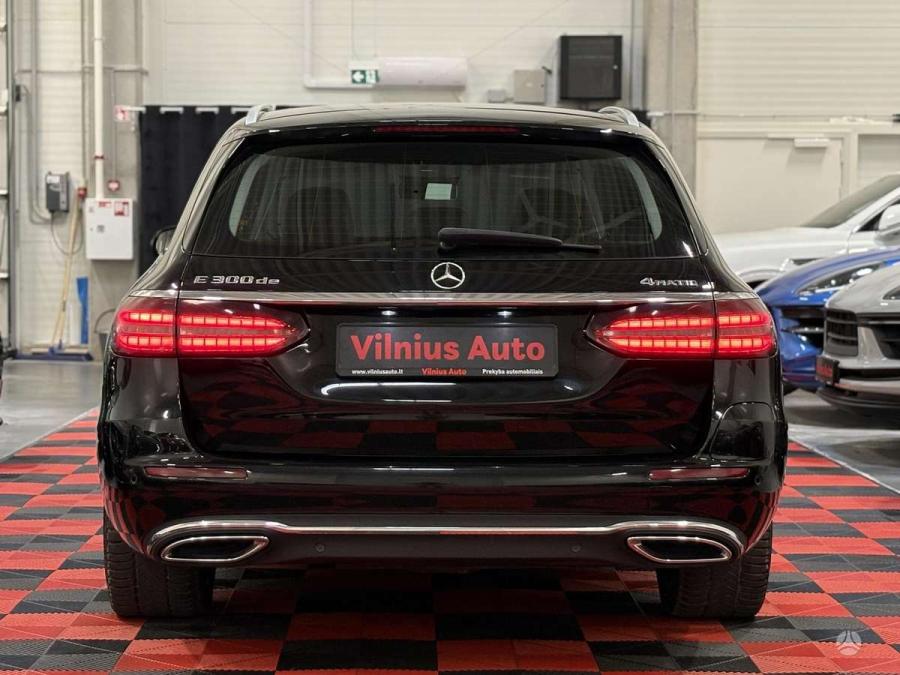Black Mercedes-Benz E 300 2022 in Vilnius, with an engine capacity of 1.95 L and mileage of 167 thousand km for 23990 €, photo 6 on AUTOMOTO.COM.LV