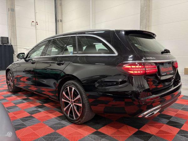 Black Mercedes-Benz E 300 2022 in Vilnius, with an engine capacity of 1.95 L and mileage of 167 thousand km for 23990 €, photo 6 on AUTOMOTO.COM.LV