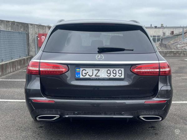 Black Mercedes-Benz E 300 2022 in Vilnius, with an engine capacity of 1.95 L and mileage of 115 thousand km for 34358 €, photo 5 on AUTOMOTO.COM.LV