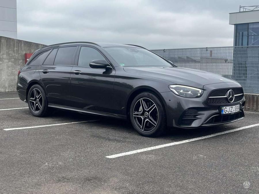 Melns Mercedes-Benz E 300 2022 Viļņa, ar dzinēja tilpumu 1.95 L un nobraukumu 121 tūkst. km par 33900 €, foto 1 vietnē AUTOMOTO.COM.LV