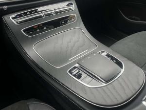 Melns Mercedes-Benz E 300 2022 Viļņa, ar dzinēja tilpumu 1.95 L un nobraukumu 121 tūkst. km par 33900 €, foto 20 vietnē AUTOMOTO.COM.LV
