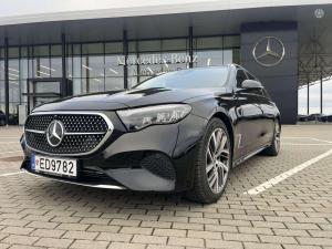 Melns Mercedes-Benz E 300 2024 Klaipėda, ar dzinēja tilpumu 2.00 L un nobraukumu 54 tūkst. km par 46585 €, foto  vietnē AUTOMOTO.COM.LV