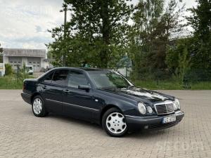Zils Mercedes-Benz E 300 1998 Rīga, ar dzinēja tilpumu 3.00 L un nobraukumu 0 tūkst. km par 5750 €, foto  vietnē AUTOMOTO.COM.LV