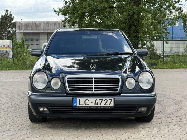 Синий Мерседес Е 300 1998 в Рига, объемом двигателя 3.00 л и пробегом 0 тыс. км за 5750 €, фото 2 на AUTOMOTO.COM.LV