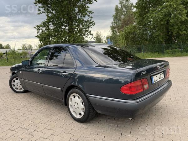 Синий Мерседес Е 300 1998 в Рига, объемом двигателя 3.00 л и пробегом 0 тыс. км за 5750 €, фото 10 на AUTOMOTO.COM.LV