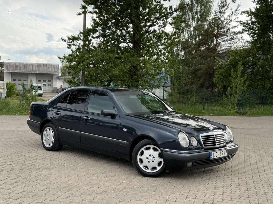 Синий Мерседес Е 300 1998 в Рига, объемом двигателя 3.00 л и пробегом 156 тыс. км за 5800 €, фото 3 на AUTOMOTO.COM.LV