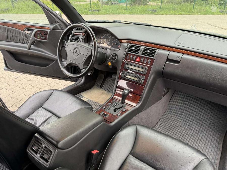 Синий Мерседес Е 300 1998 в Рига, объемом двигателя 3.00 л и пробегом 156 тыс. км за 5800 €, фото 11 на AUTOMOTO.COM.LV