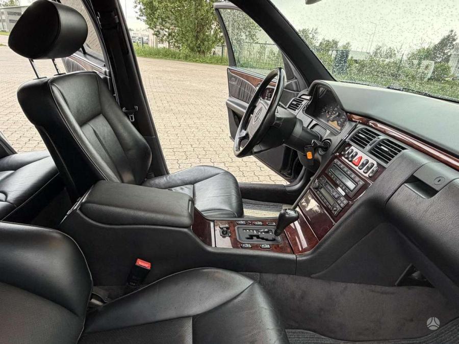 Синий Мерседес Е 300 1998 в Рига, объемом двигателя 3.00 л и пробегом 156 тыс. км за 5800 €, фото 14 на AUTOMOTO.COM.LV