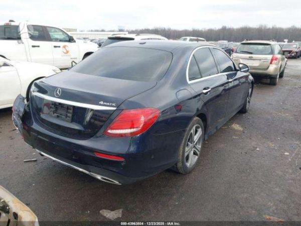 Zils Mercedes-Benz E 300 2017 Klaipėda, ar dzinēja tilpumu 1.99 L un nobraukumu 124 tūkst. km par 8000 €, foto 4 vietnē AUTOMOTO.COM.LV