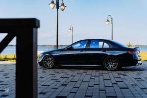 Blue Mercedes-Benz E 300 2020 in Riga, with an engine capacity of 0.00 L and mileage of 133 thousand km for 28000 €, photo 9 on AUTOMOTO.COM.LV