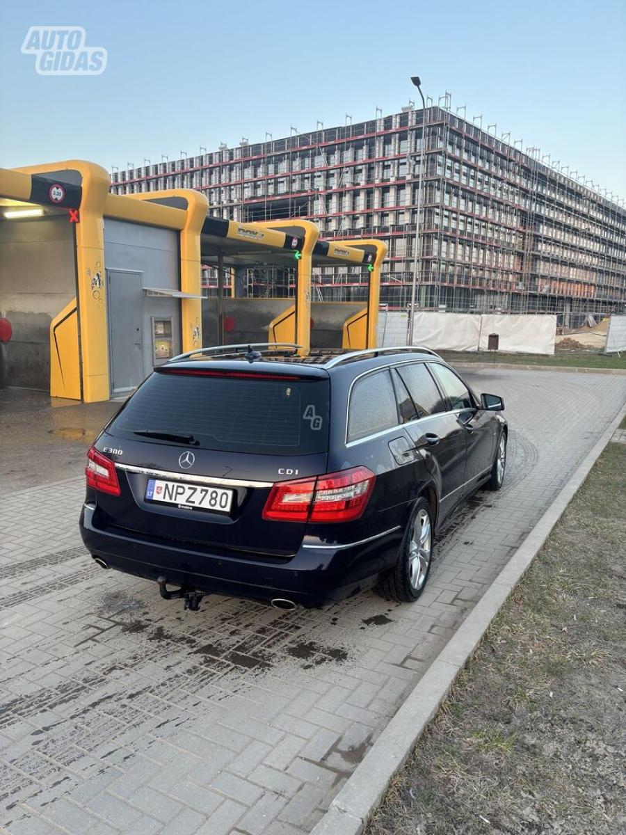 Zils Mercedes-Benz E 300 2010 Kauņa, ar dzinēja tilpumu 3.00 L un nobraukumu 330 tūkst. km par 6150 €, foto 4 vietnē AUTOMOTO.COM.LV