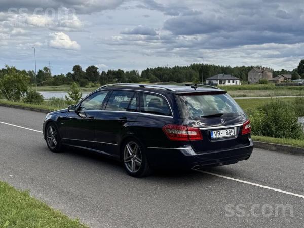 Blue Mercedes-Benz E 300 2010 in Ogre, with an engine capacity of 3.00 L and mileage of 356 thousand km for 7890 €, photo 4 on AUTOMOTO.COM.LV