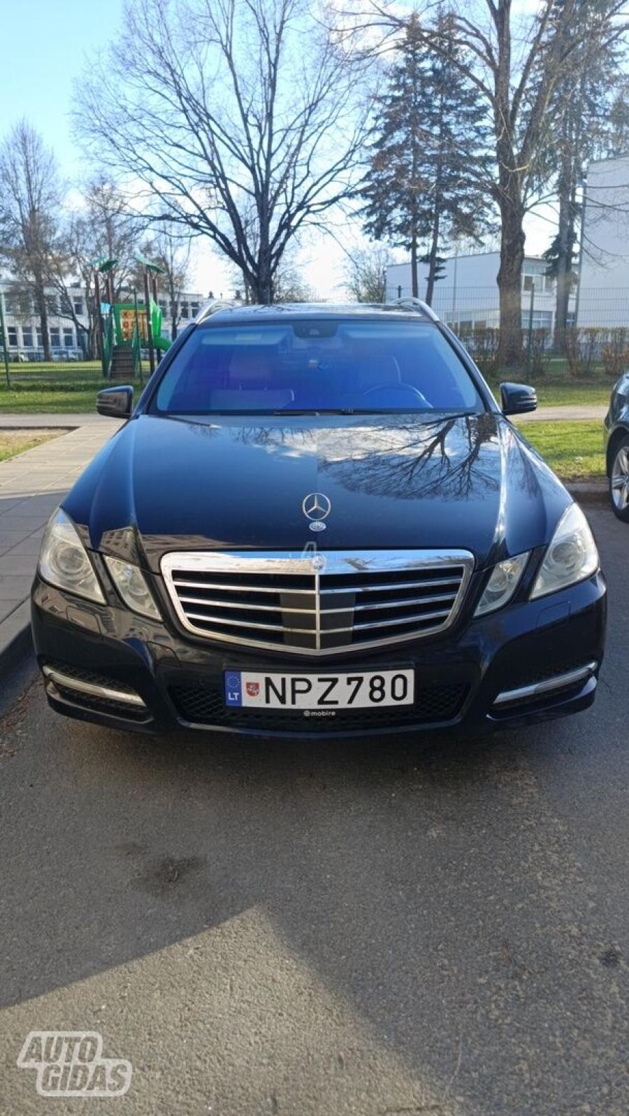 Zils Mercedes-Benz E 300 2011 Viļņa, ar dzinēja tilpumu 3.00 L un nobraukumu 330 tūkst. km par 5500 €, foto 1 vietnē AUTOMOTO.COM.LV