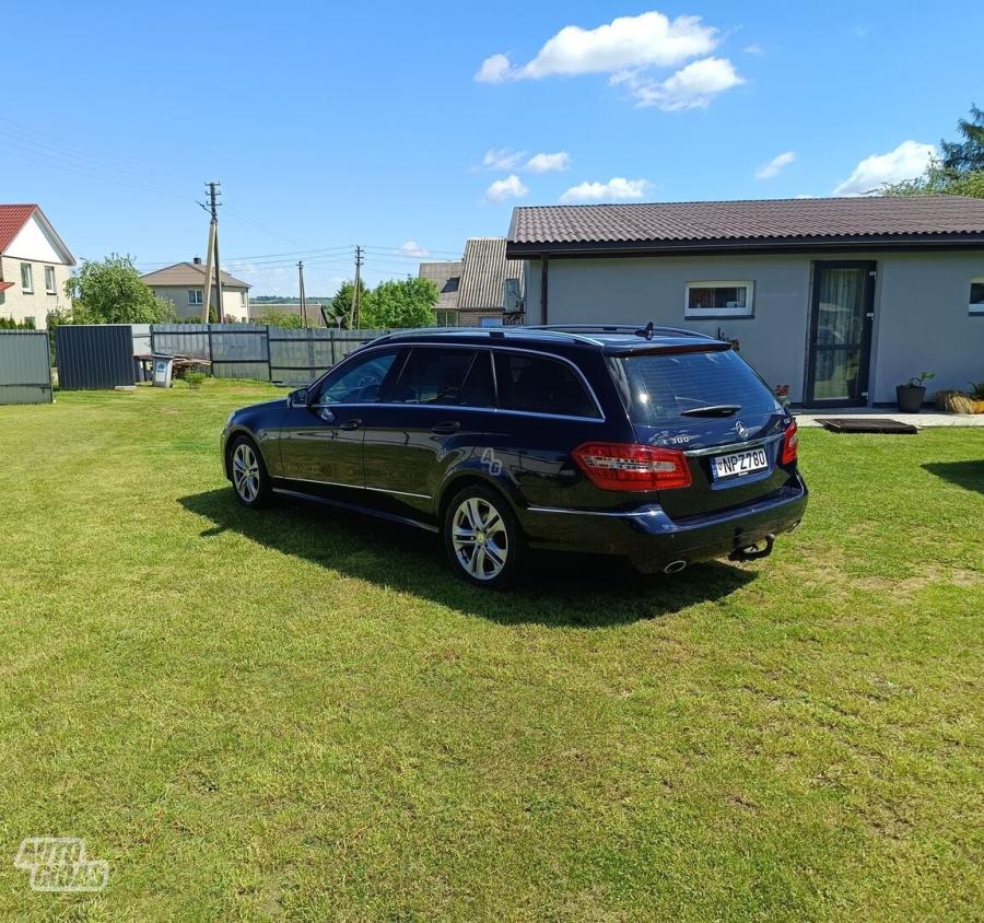 Zils Mercedes-Benz E 300 2011 Viļņa, ar dzinēja tilpumu 3.00 L un nobraukumu 330 tūkst. km par 5500 €, foto 4 vietnē AUTOMOTO.COM.LV