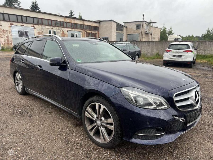 Blue Mercedes-Benz E 300 2013 in Utena, with an engine capacity of 2.99 L and mileage of 270 thousand km for 5150 €, photo 1 on AUTOMOTO.COM.LV