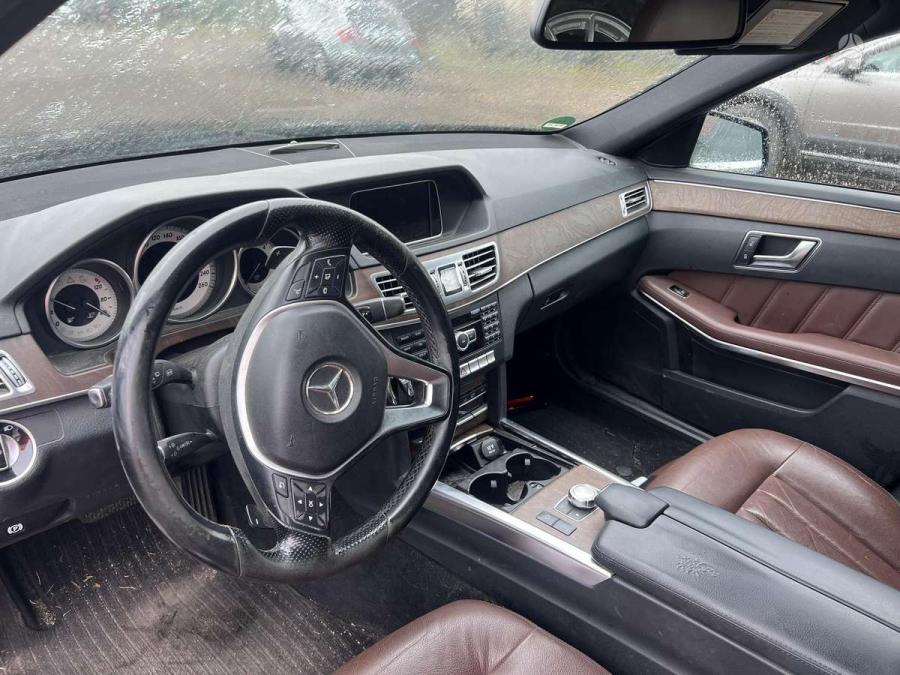 Blue Mercedes-Benz E 300 2013 in Utena, with an engine capacity of 2.99 L and mileage of 270 thousand km for 5150 €, photo 7 on AUTOMOTO.COM.LV