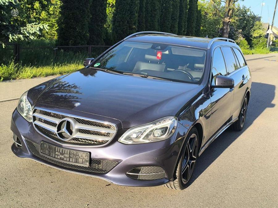 Blue Mercedes-Benz E 300 2013 in Vilnius, with an engine capacity of 2.99 L and mileage of 340 thousand km for 8000 €, photo 4 on AUTOMOTO.COM.LV