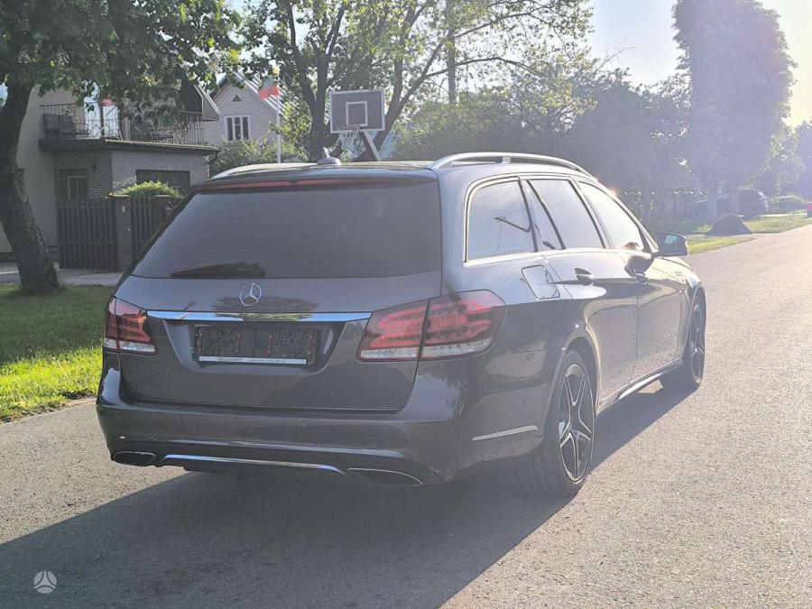 Blue Mercedes-Benz E 300 2013 in Vilnius, with an engine capacity of 2.99 L and mileage of 340 thousand km for 8000 €, photo 8 on AUTOMOTO.COM.LV