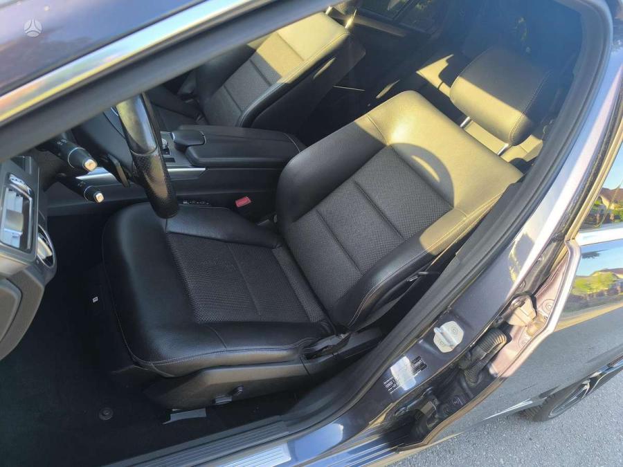 Blue Mercedes-Benz E 300 2013 in Vilnius, with an engine capacity of 2.99 L and mileage of 340 thousand km for 8000 €, photo 21 on AUTOMOTO.COM.LV