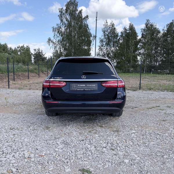 Синий Мерседес Е 300 2019 в Вильнюс, объемом двигателя 1.95 л и пробегом 184 тыс. км за 16490 €, фото 8 на AUTOMOTO.COM.LV