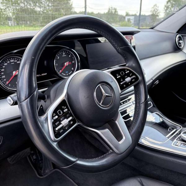 Синий Мерседес Е 300 2019 в Вильнюс, объемом двигателя 1.95 л и пробегом 184 тыс. км за 16490 €, фото 11 на AUTOMOTO.COM.LV